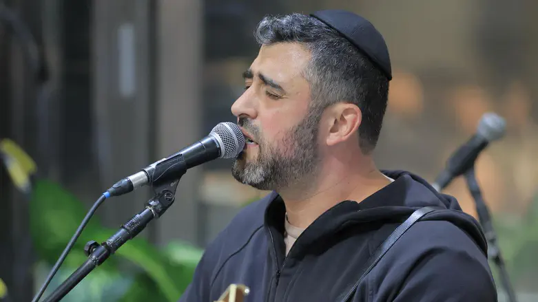 Moving: Singer Ishay Ribo dedicates song to family of hostage Omer ...