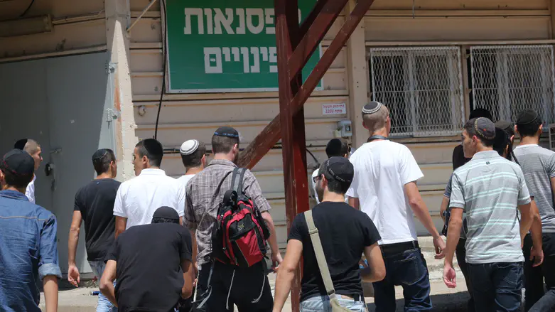 Beards and nail polish: IDF adopts new appearance guidelines | Israel ...