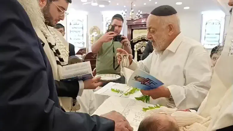 Watch: First baby to be named after Rabbi Mazuz | Israel National News
