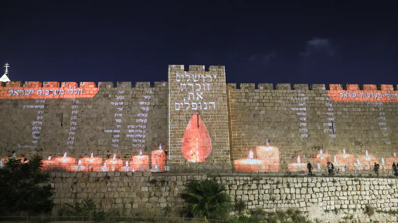 ירושלים זוכרת: חומות העיר, גשר המיתרים ומבנים נוספים הוארו לזכר הנופלים ...