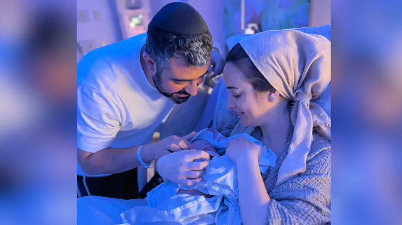 Singer Ishay Ribo welcomes birth of sixth child | Israel National News