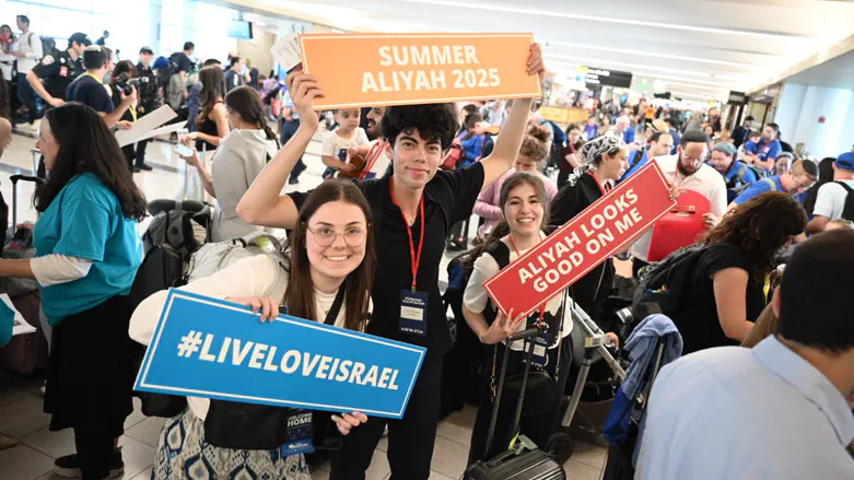 Arutz Sheva joins 225 North American olim arriving on first charter ...