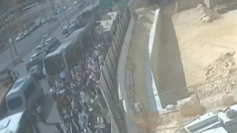 Десятки людей спасаются бегством а один атакует террористов 7 КАНАЛ