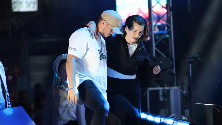 Severely wounded soldier walks onstage to receive Medal of Heroism ...