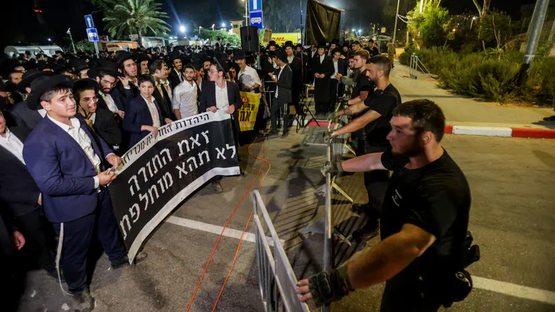 Violent protest: Dozens of haredim riot, free detained draft dodger ...