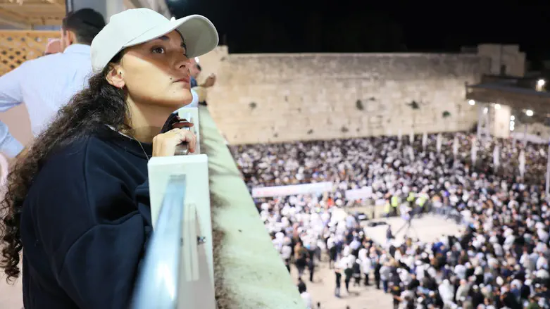 'One moment of light:' Hostage survivor Emily Damari participates in ...