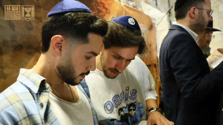 Watch: Prayer for the return of hostages at the Western Wall with ...