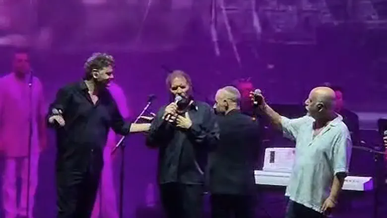Dudu Fisher sings Halleluyah with singers Amir Dadon, Raviv Kaner and ...