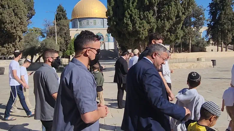 Watch: Ben Gvir prays on Temple Mount, reciting 'Kedusha' prayer | Israel National News