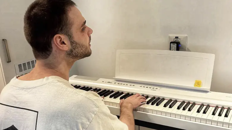 Alon Ohel plays the piano again | Israel National News