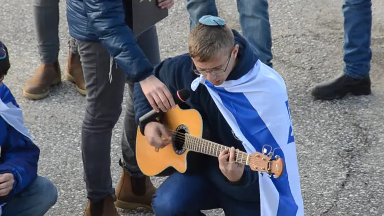 Chilling footage: Yaniv, who fell in Gaza, plays music at concentration ...
