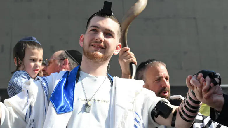 Moving: Captivity survivor Bar Kupershtein dons tefillin at Hostages ...