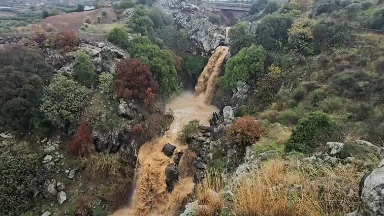 Watch: Sa'ar waterfall begins flowing after rainfall | Israel National News