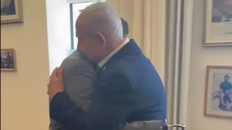 From battlefield to beacon: Wounded IDF hero Ari Spitz visits Netanyahu ...