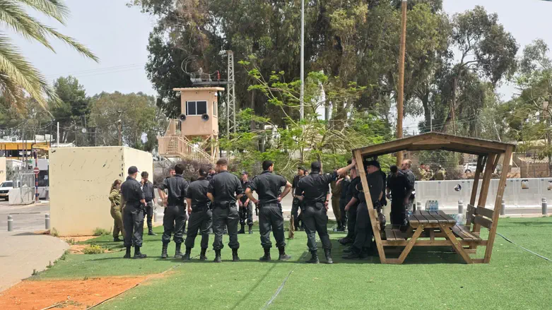 Protests outside Prison 10: Dozens come to support combat soldier ...