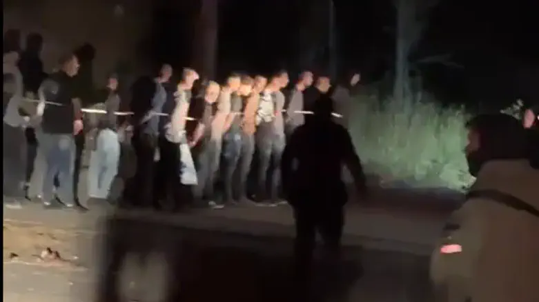 Watch: 100 illegal infiltrators caught en-route | Israel National News