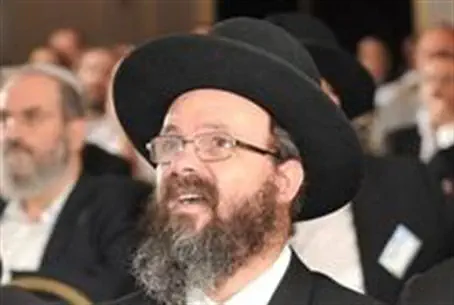 Rabbi: A Family Includes a Father | Israel National News