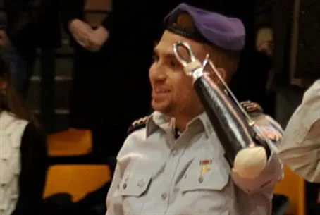 Armless Captain Awards Combat Pins to Soldiers | Israel National News