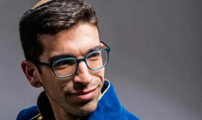 Religious singer's hit wins 'song of the year' | Israel National News