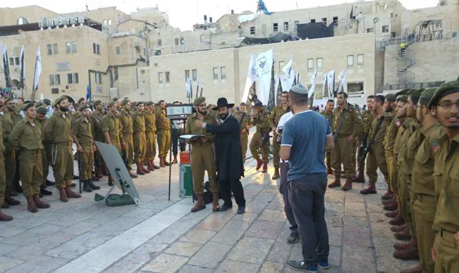 IDF soldiers finish Talmud tractate at swearing-in | Israel National News