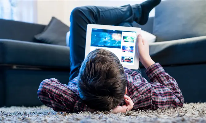 Screen addiction among teens: Is there such a thing? | Israel National News