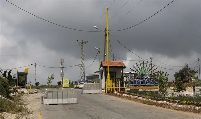 Teenager rescued after falling into pit in Samaria | Israel National News