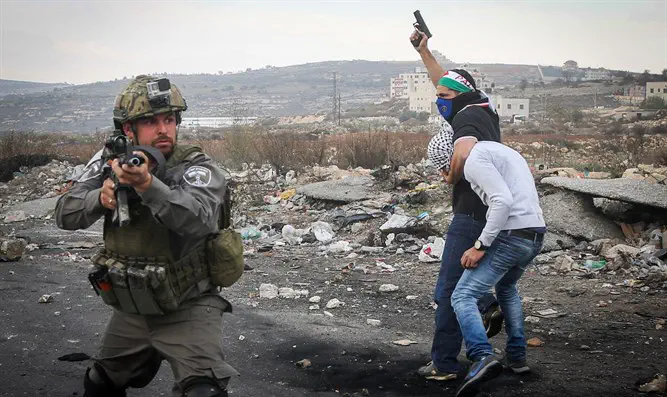 Watch: Undercover unit arrests illegal Arab | Israel National News