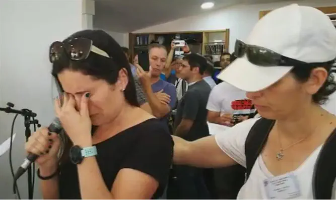 Watch: Nadia Matar at Netiv Ha'avot evacuation | Israel National News