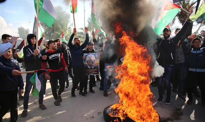 Watch: Muslims riot in Malmo | Israel National News