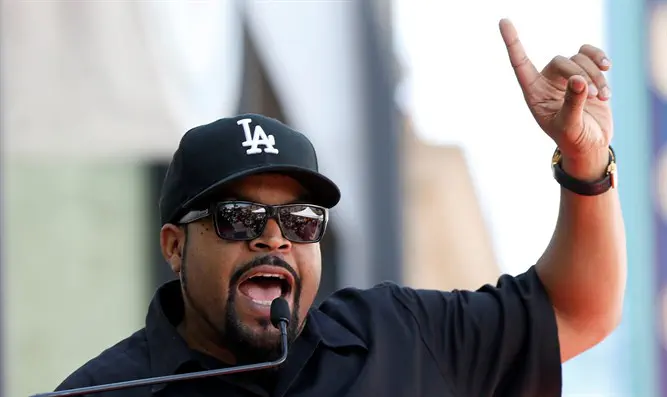 Rapper Ice Cube defends Louis Farrakhan, denies he ordered entourage to ...