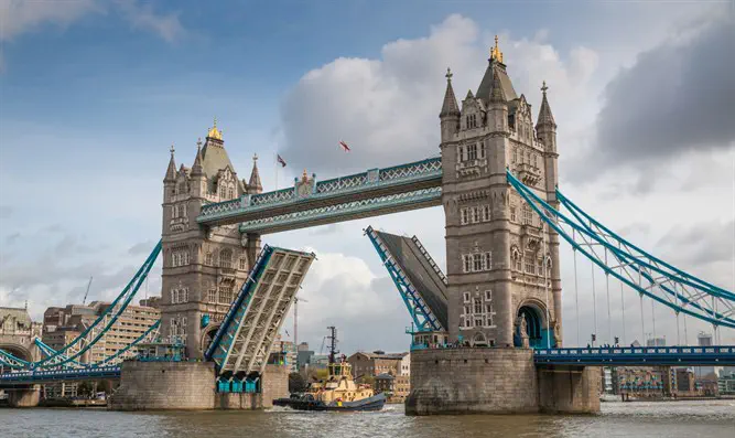 London's Tower Bridge stuck open | Israel National News
