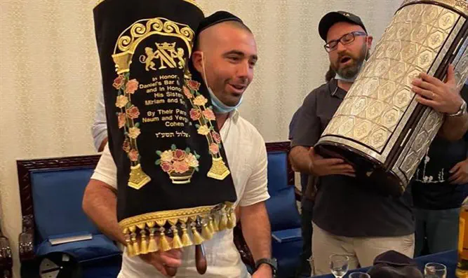 Famous Israeli singer Omar Adam dances with Torah scroll in Dubai ...