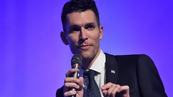 Deputy Foreign Minister spotted at crowded party - with no mask ...