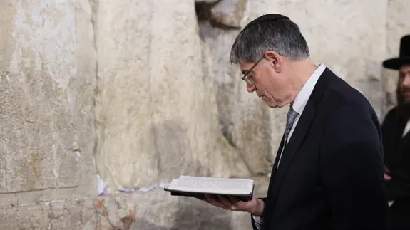 New US Ambassador Jack Lew lights candle at Western Wall in memory of ...