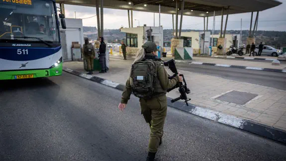 Terrorist attempts to run over police at tunnel checkpoint | Israel ...