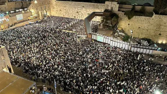 "Lomir zich iberbeten"- 'Let us be reconciled, our Heavenly Father ...