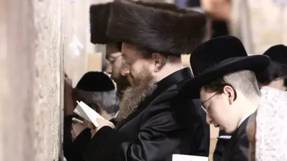 Haredi enlistment controversy: Karliner Rebbe attacked with teargas ...