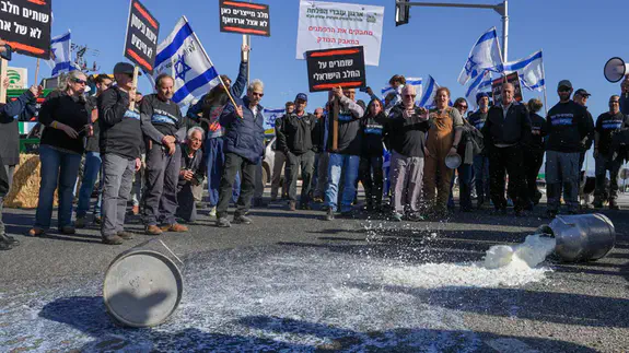 After the threat to cancel tariffs: Dairy farmers back down and halt ...
