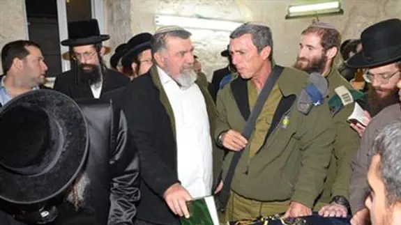 Photos:Torah Sage, IDF Chief Rabbi Pray in Shechem | Israel National News