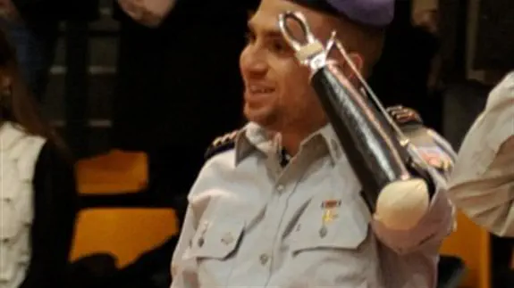 Armless Captain Awards Combat Pins to Soldiers | Israel National News