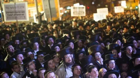 Protests against Amnon Yitzhak in Modiin Illit | Israel National News