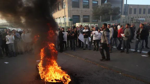 Riots outside Teva's Jerusalem factory over mass layoffs | Israel ...